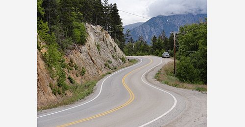 Comparison and selection of different speed bumps on rural roads