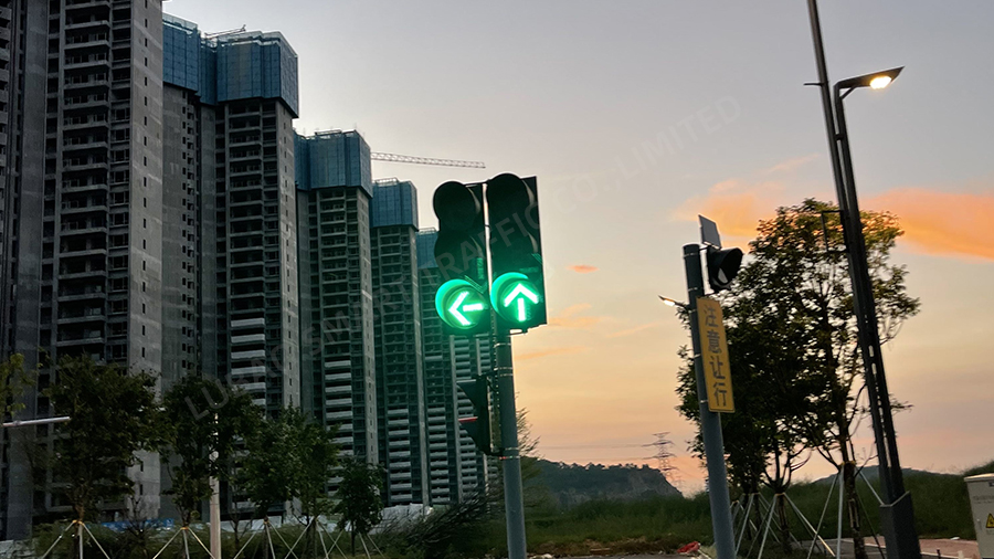 flashing red arrow traffic light丨lu-bao.com