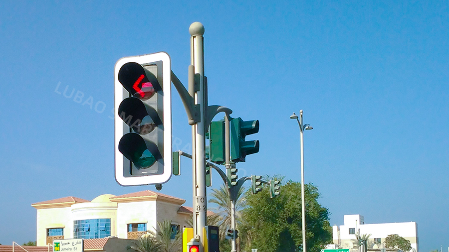 blinking yellow traffic light丨lu-bao.com