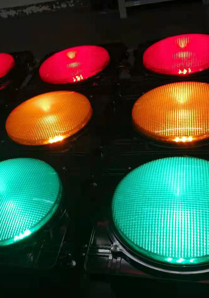 blinking yellow traffic light丨lu-bao.com