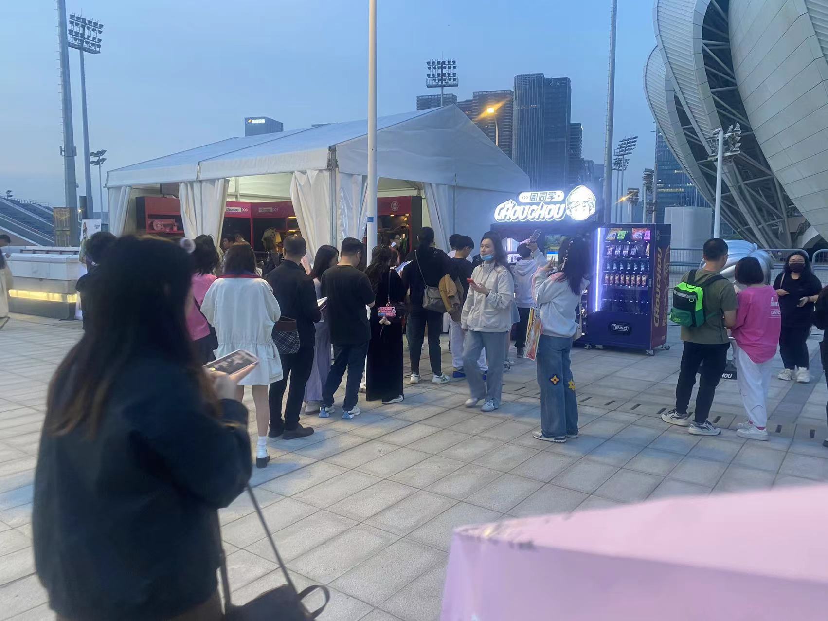 Smart Combo Vending Machines for Concert Souvenirs