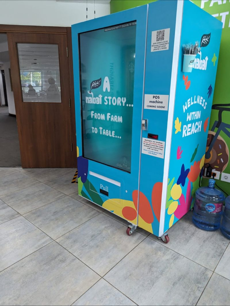Full-screen snack drink vending machine optional payments