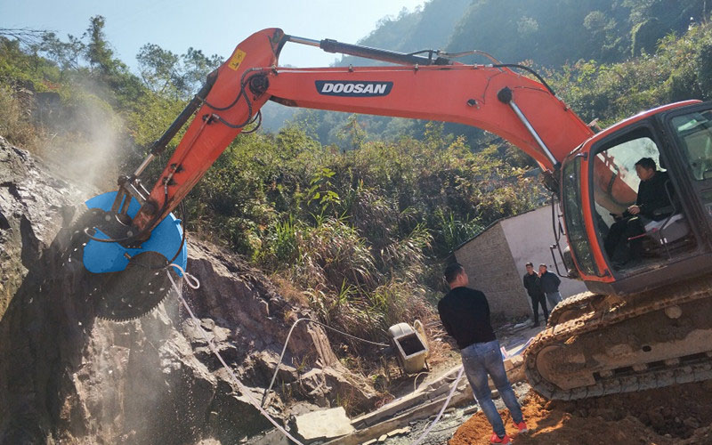 Excavator Rock Saw Excels At Sawing Limestone Due To Their Flexibility ...